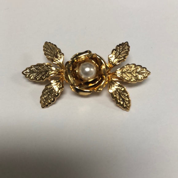 Jewelry | Pretty Gold Tone Floral Pin | Poshmark